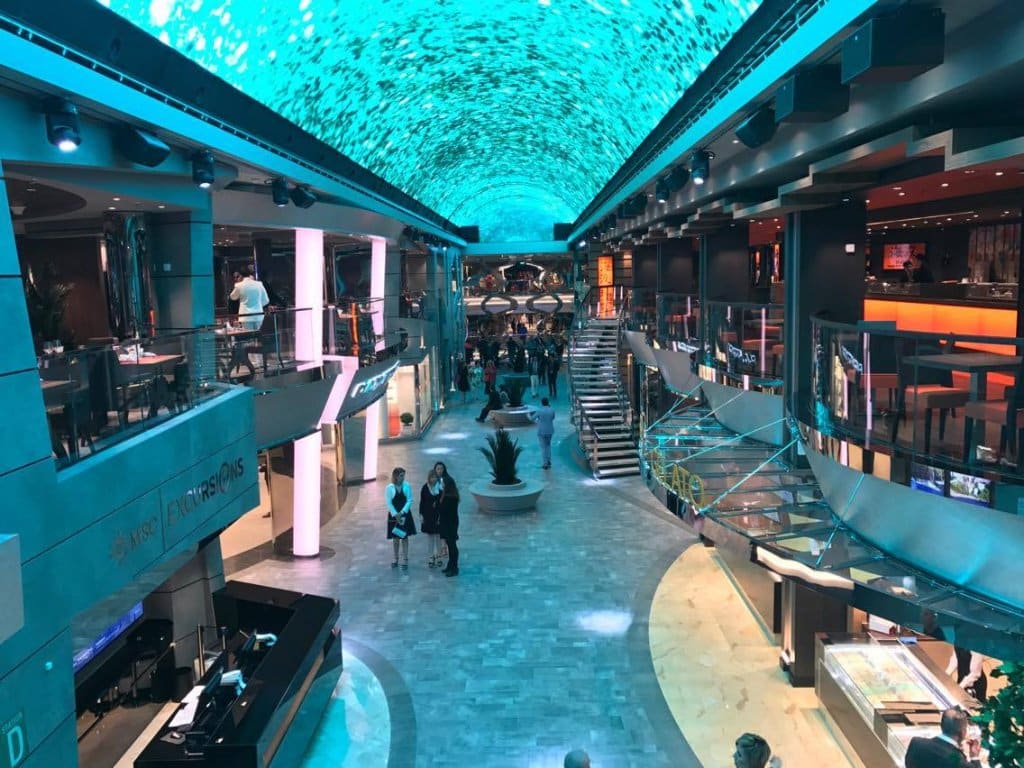 Como é dentro de um navio cruzeiro? Visitei o MSC Splendida - Estevam ...